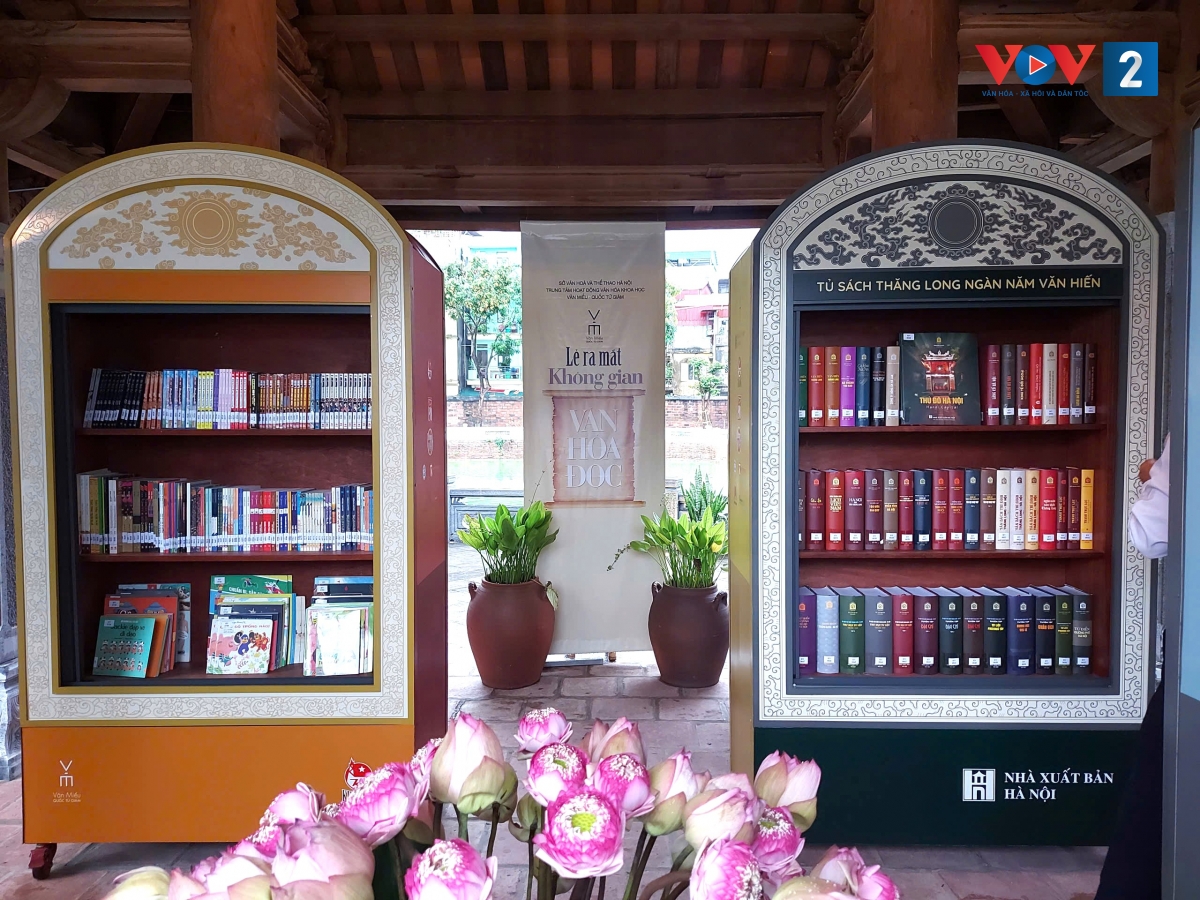 Những tủ sách được thiết kế như những tấm bia Tiến sĩ tại khu Vườn bia ,Văn Miếu - Quốc Tử Giám